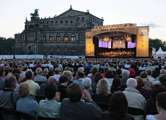 Zuschauer eines Konzertes im Rahmen der Veranstaltung - Diva Maxima ...