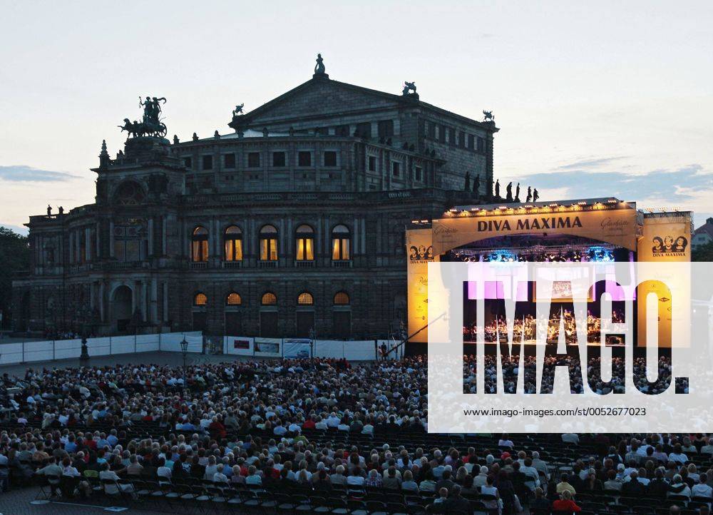 Zuschauer eines Konzertes im Rahmen der Veranstaltung - Diva Maxima ...