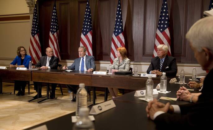 Präsident George W. Bush, Mary Andringa, Peter Perez, Sandra Westlund ...