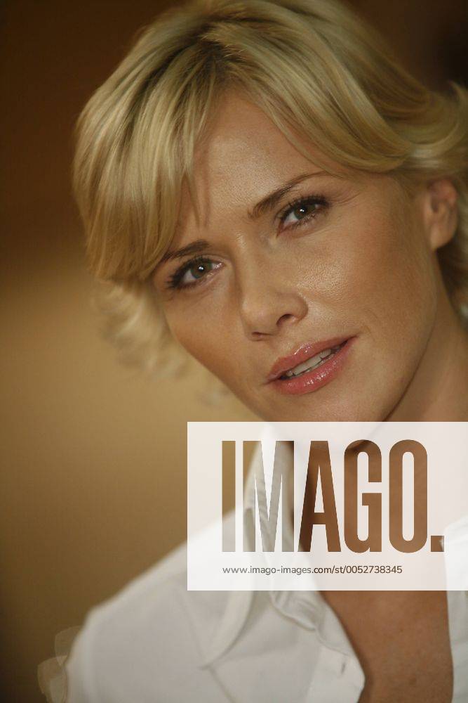 Model Anne Wis anlässlich eines Fotoshootings zur ARD-Serie - Verbotene ...