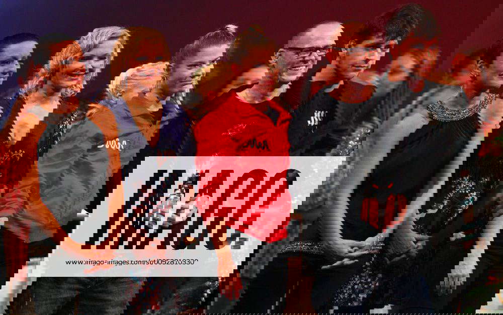 Moderatorin Miriam Pielhau, Moderatorin Alida Lauenstein, Sängerin ...