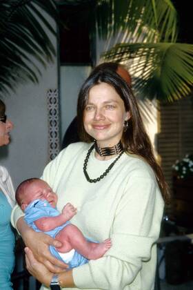 Schauspielerin Justine Bateman mit Sohn Duke Kenneth Fluent in Los