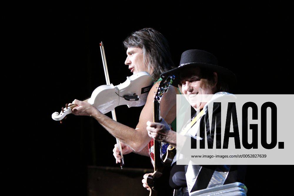 Geiger John Berry (li.) und Gitarrist Dave Hill (beide Slade) während ...