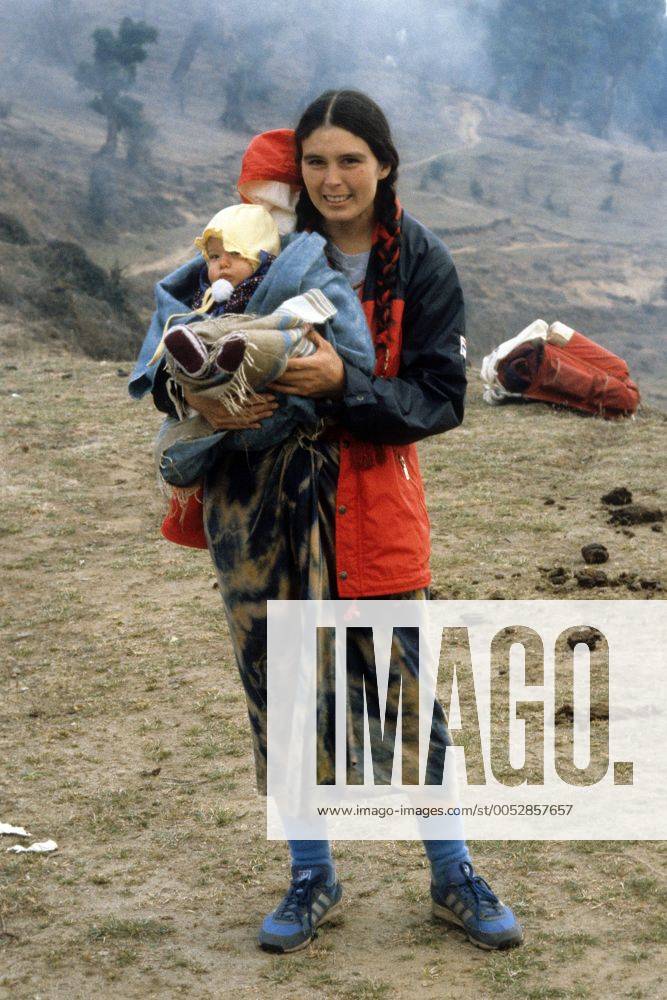 Nena Holguin (Frau von Reinhold Messner) mit Tochter Layla vor der ...