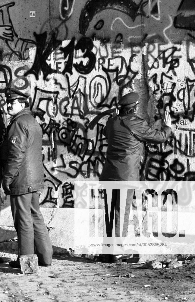 Westberliner Polizei späht durch eine von Mauerspechten geschaffene ...