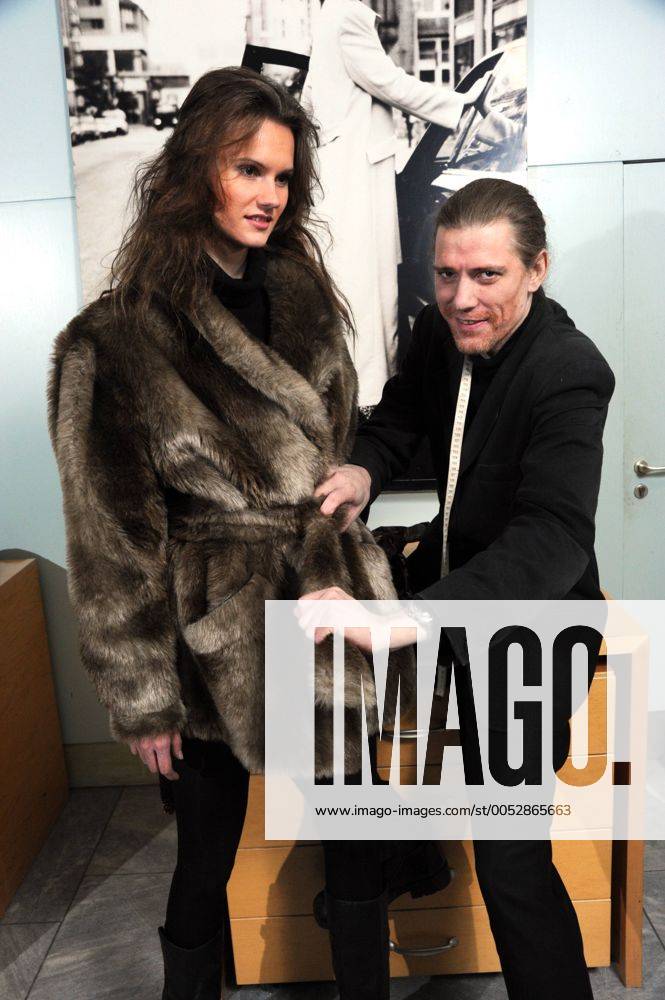 Designer Torsten Amft zeigt an einem Model eine Kreation aus seiner ...