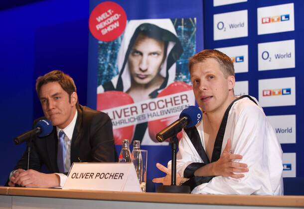 Moderator Matze Knop (li.) und Comedian Oliver Pocher während einer ...