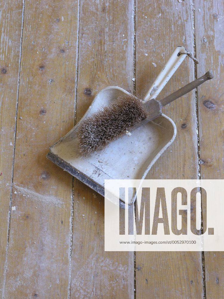 Handfeger mit Kehrblech auf schmutzigem