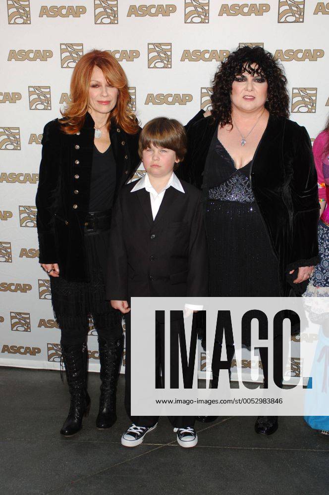 Sängerin Ann Wilson (re., Heart) mit Schwester Nancy und Sohn Dustin ...