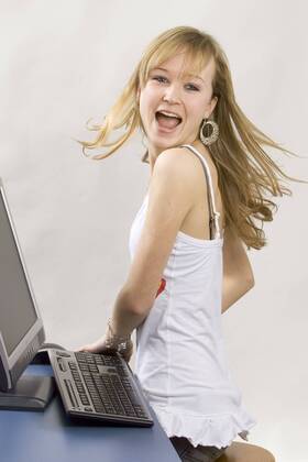 Jugendliche vor einem Computer mit erbenen