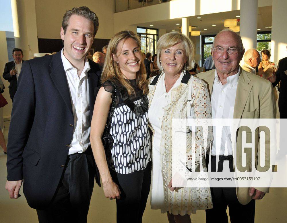 V.l.n.r.: Fürst Carl Christian von Wrede neben seiner Frau Katalin ...