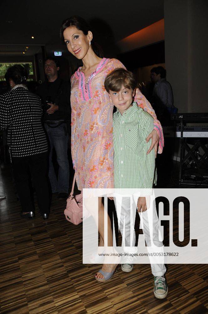 Moderatorin Juliane Habig und Sohn Leon anlässlich der Premiere von ...