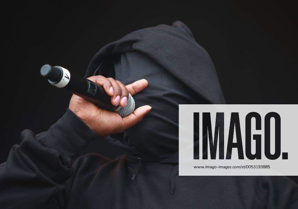 Rapper Nega auf der Bühne mit maskiertem Gesicht anlässlich eines Open ...