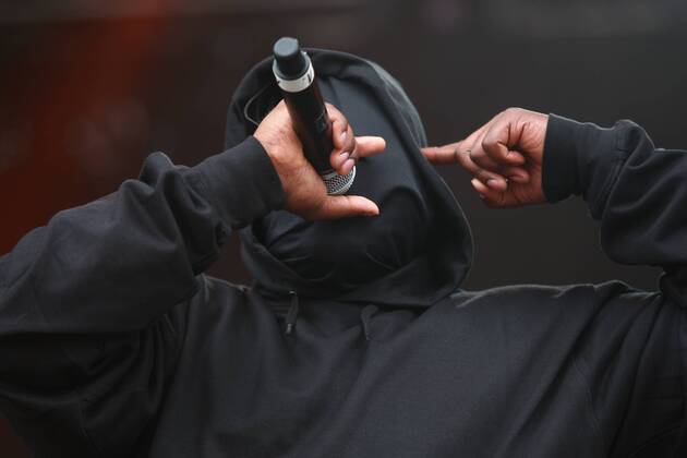 Rapper Nega auf der Bühne mit maskiertem Gesicht anlässlich eines Open ...