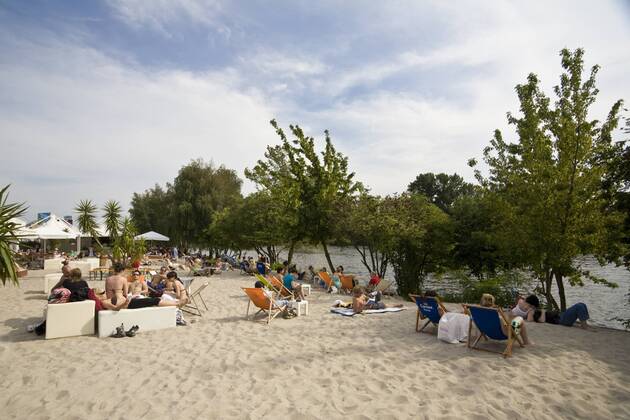 Strandgut, Strandbar am Oststrand am Ufer der Spree hinter der East ...