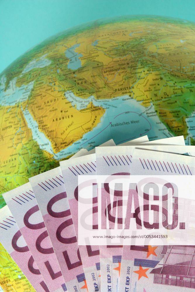 Globus mit Geldscheinen globe with banknotes