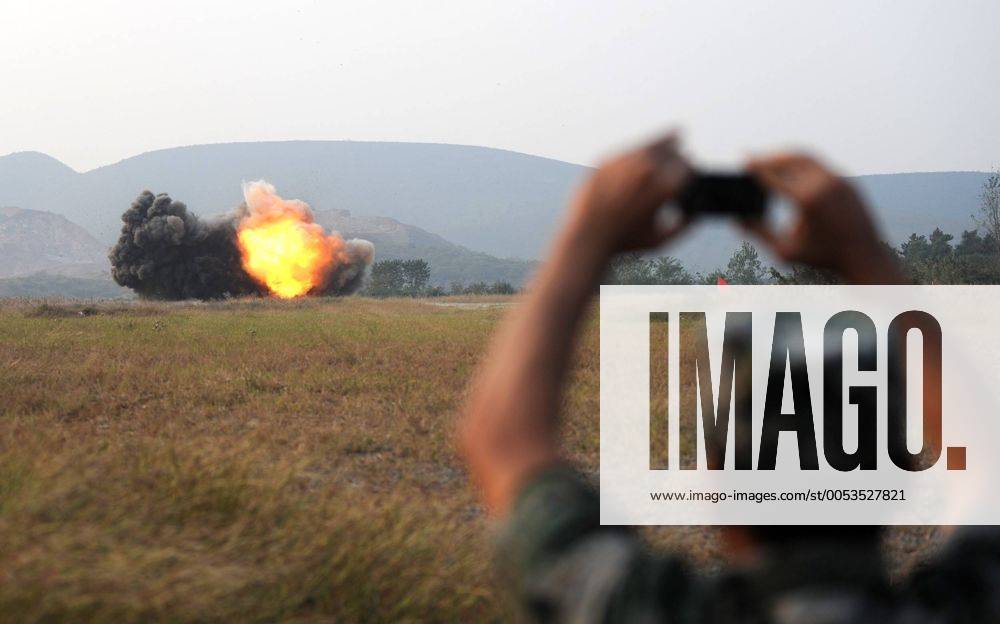 NANJING, Oct. 13, 2009 An Iraqi military officer takes photos of a mine ...