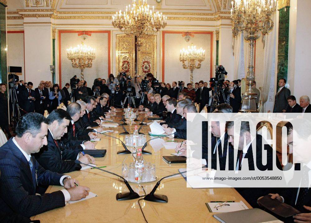 ITAR-TASS 128: MOSCOW, RUSSIA. OCTOBER 22, 2009. At Tajik-Russian talks ...