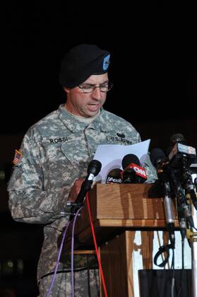 (091108) -- FORT HOOD, Nov. 8, 2009 (Xinhua) -- Colonel John Rossi, a ...