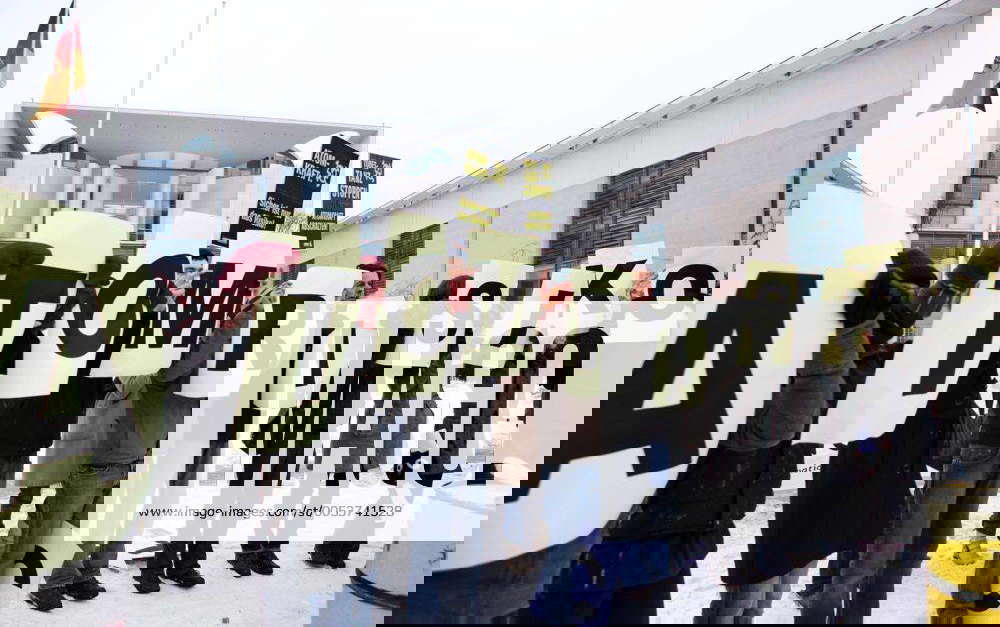 Anti-Atom-Demo vor dem Bundeskanzleramt