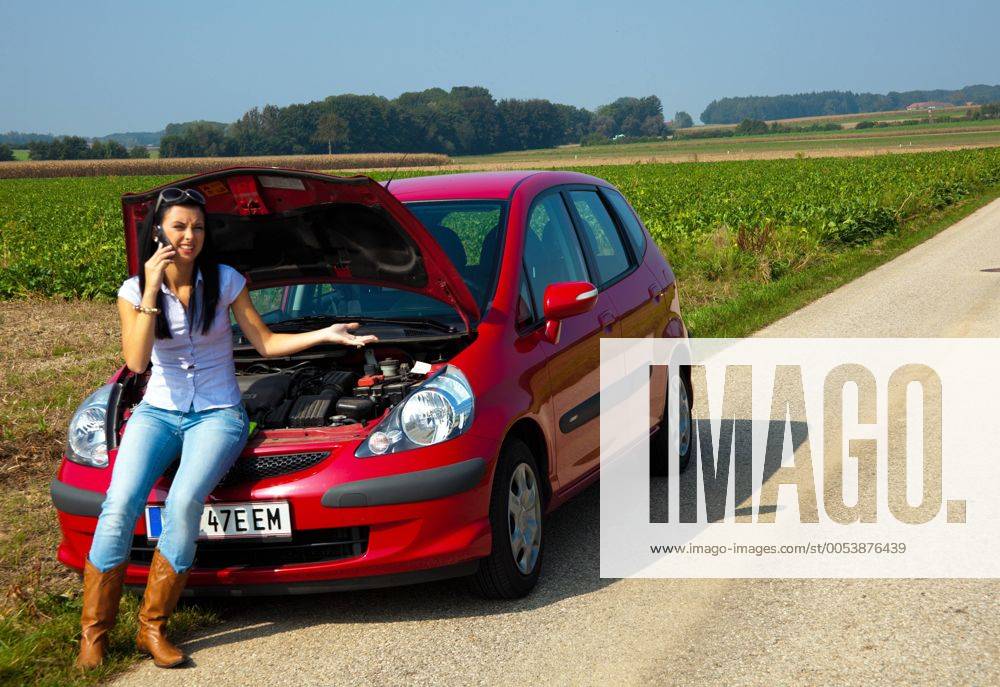 Junge Frau Hat Bei Ihrem Auto Eine Panne Motorschaden Model Released Symbolfoto Bb0140713