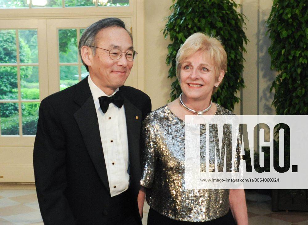 Energy Secretary Steven Chu and his wife Jean arrive for the State ...
