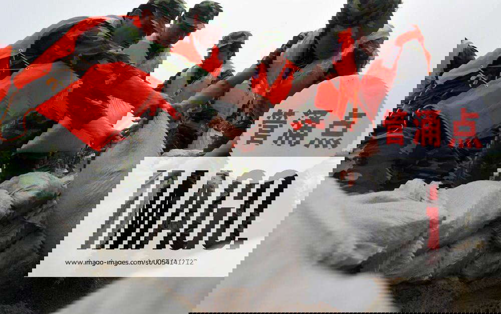 (100613) -- HEFEI, June 13, 2010 (Xinhua) -- Flood-fighting team ...