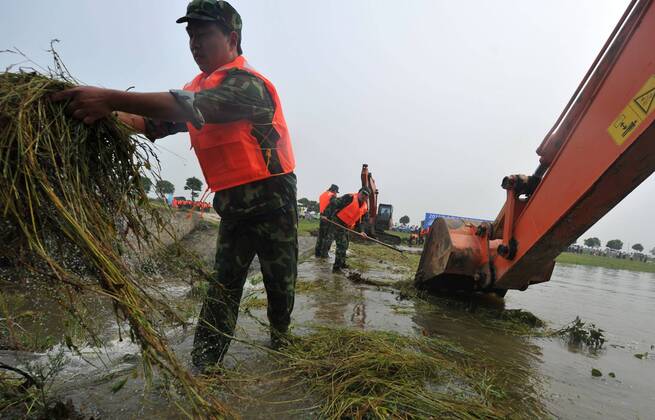 (100613) -- HEFEI, June 13, 2010 (Xinhua) -- Flood-fighting team ...