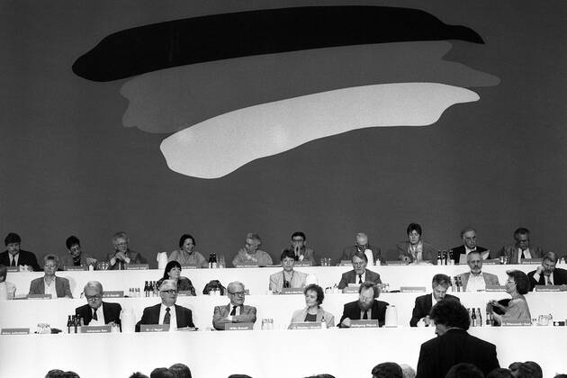 Bundesvorstand während des SPD-Bundesparteitages in Bremen unten L-R ...