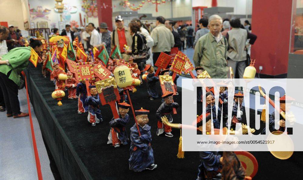 (101009) -- TIANJIN, Oct. 9, 2010 (Xinhua) -- A set of statues is seen ...