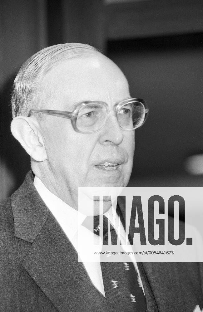 Außenminister Krzysztof Skubiszewski während seines Besuchs in