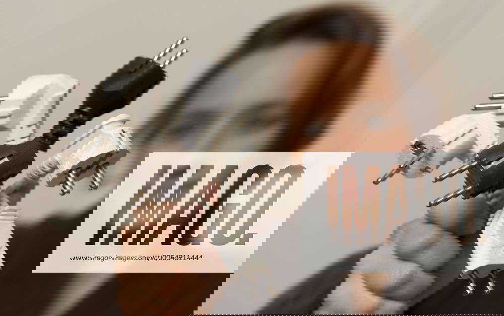 Frau hält unterschiedliche Stromstecker in der Hand. Symbol: Freie ...