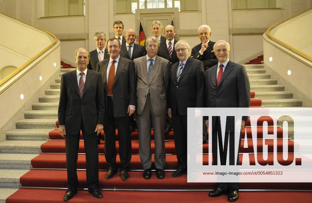 Lenkungsrat Unternehmensfinanzierung mit Dr. Hubertus Erlen (vorne re ...