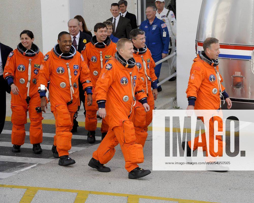 Space shuttle Discovery crew members Nicole Stott, Alvin Drew, Michael ...