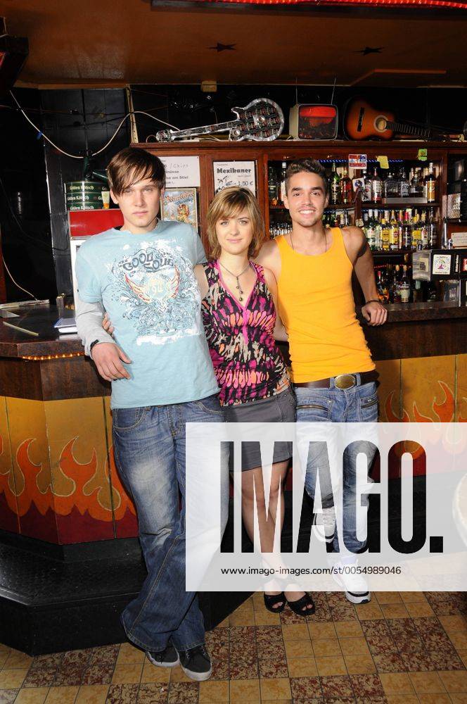 Die Schauspieler l-r Rick Okon, Liv Lisa Fries, Maximilian Befort ...