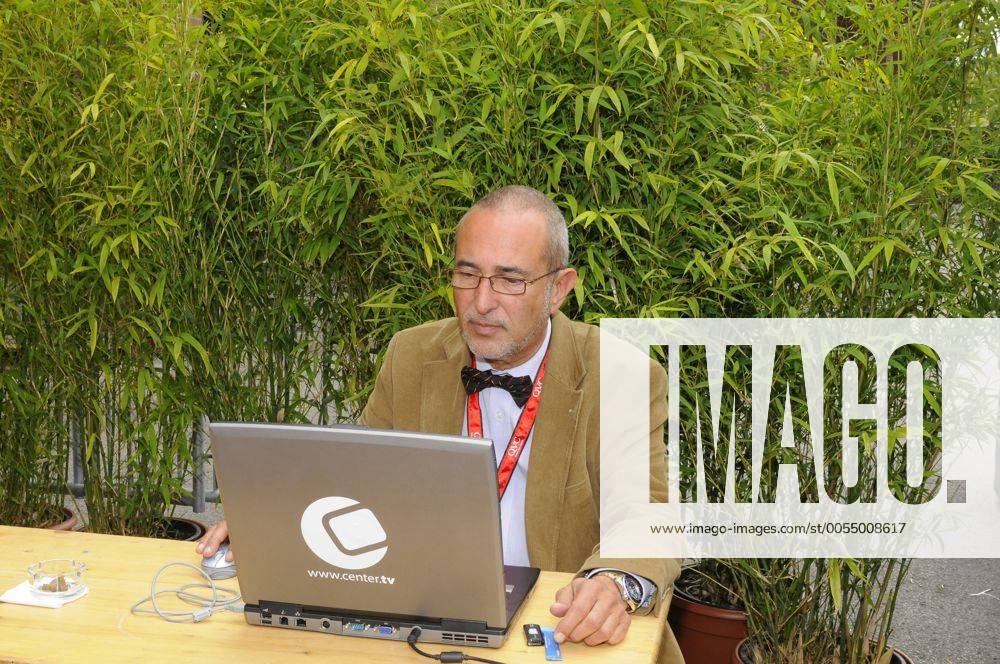 Michael Schwan , Heimatreporter bei Center TV Köln am Laptop zu Gast ...