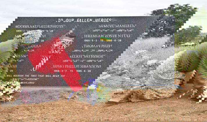 Thomas Phiri s grave PRETORIA, SOUTH AFRICA ? 6 April 2011: Thabang ...