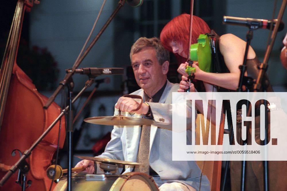 Staatsminister Klaus Naumann am Schlagzeug anlässlich des ...