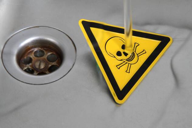 Symbolbild für Gefahren im Haushalt: Warnschild Achtung Gift mit ...