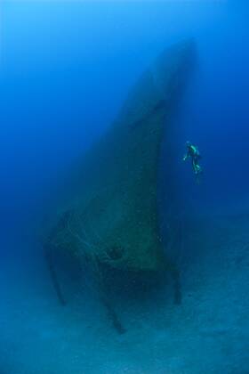 Taucher am Bug der USS Arkansas, Marschallinseln, Bikini Atoll ...