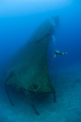 Taucher am Bug der USS Arkansas, Marschallinseln, Bikini Atoll ...
