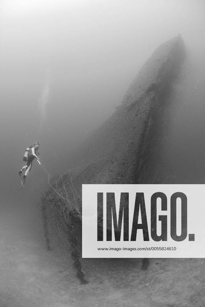 Taucher am Bug der USS Arkansas, Marschallinseln, Bikini Atoll ...