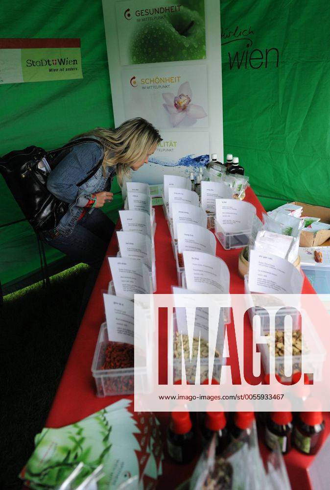 (110910) -- VIENNA, Sept. 10, 2011 (Xinhua) -- A woman smells the scent ...