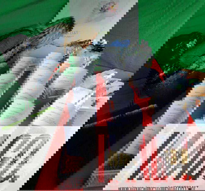 (110910) -- VIENNA, Sept. 10, 2011 (Xinhua) -- A woman smells the scent ...