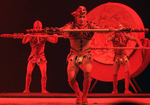 Chinese acrobats and dancers perform in Beijing s most famous acrobat ...