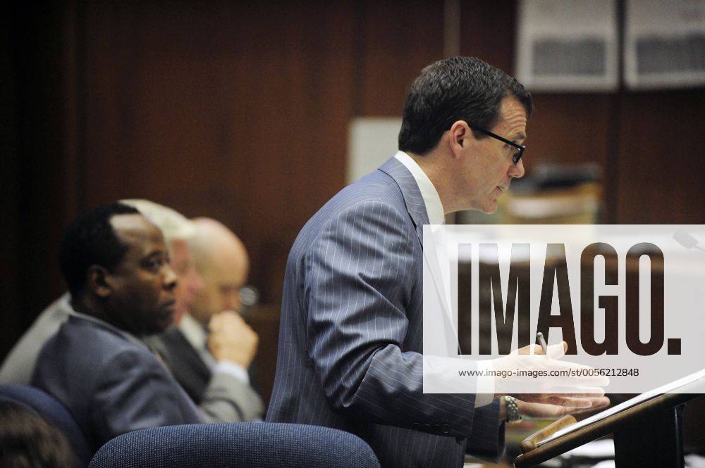 Defense attorney Ed Chernoff (R) cross examines propofol expert ...