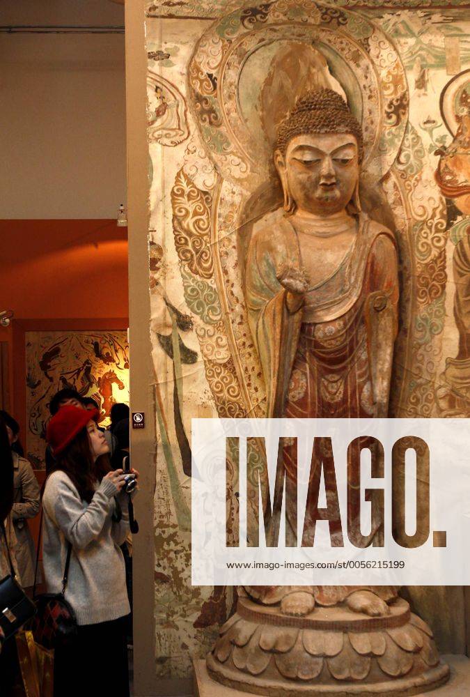 (111025) -- SHANGHAI, Oct. 25, 2011 (Xinhua) -- A visitor looks at a ...