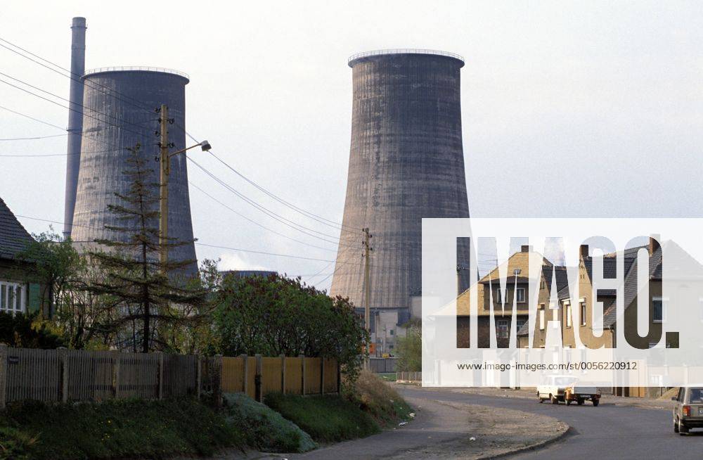 Kühltürme eines Raffineriekraftwerks auf dem Gelände des VEB Leuna ...