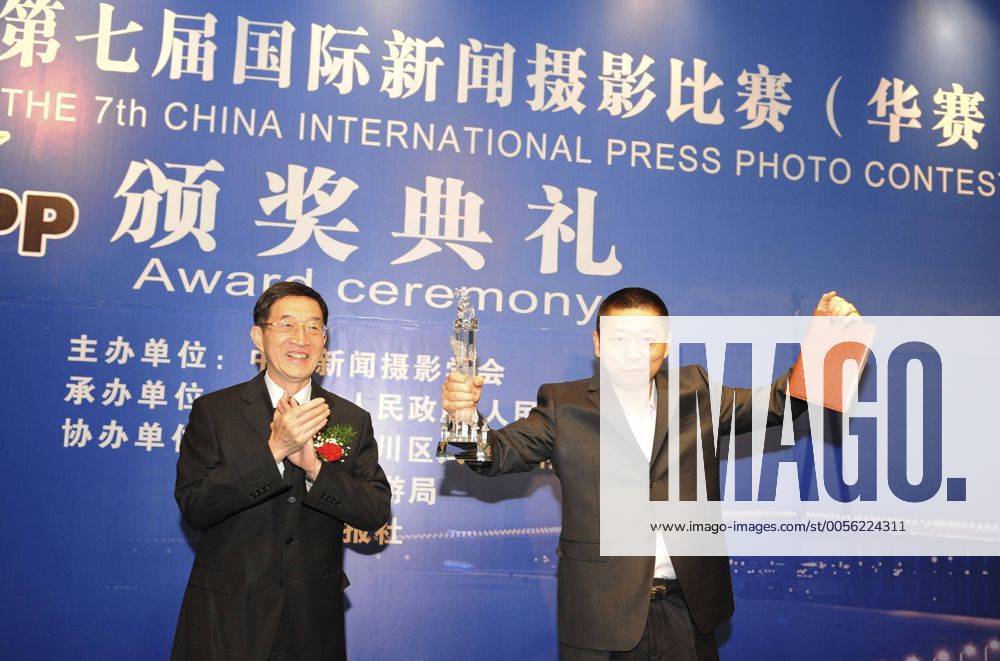NANTONG, Oct. 28, 2011 Yu Ning, president of the Photojournalist ...