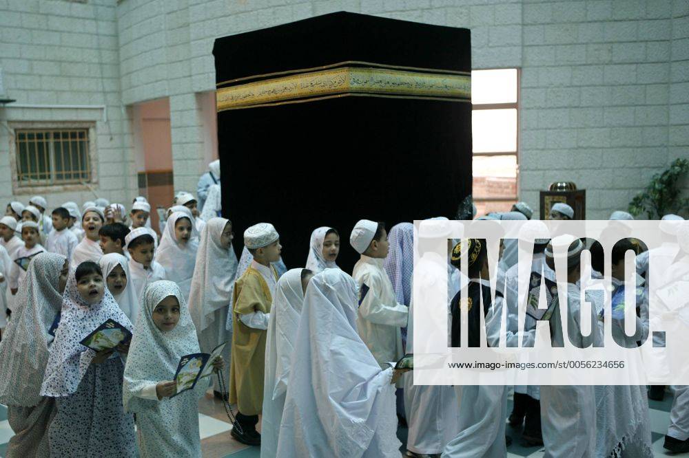 (111031) -- NABLUS, Oct. 31, 2011 (Xinhua) -- Palestinian children ...